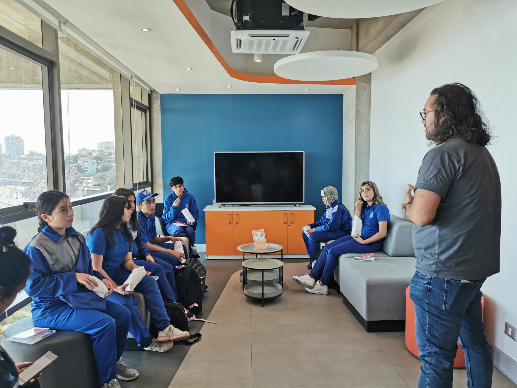 Limache school students visit USM research centers - AC3E - Centro ...